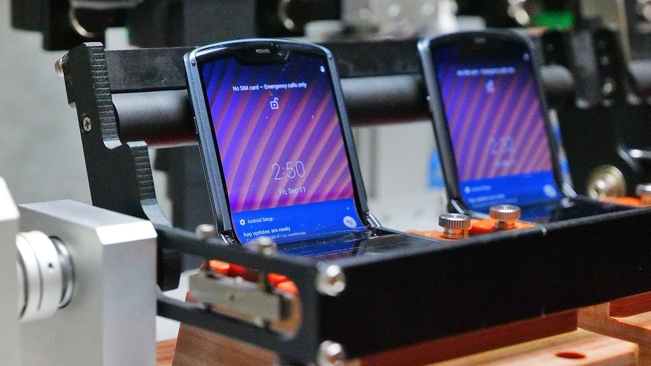 The new Razr can be folded 200,000 times. Motorola shows us how - YouTube