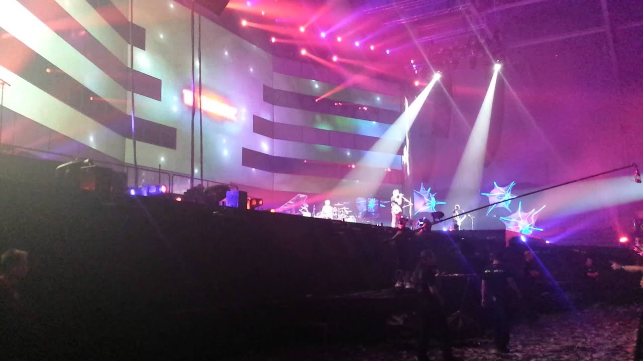 Knights of cydonia live at Telenor arena, Oslo - YouTube