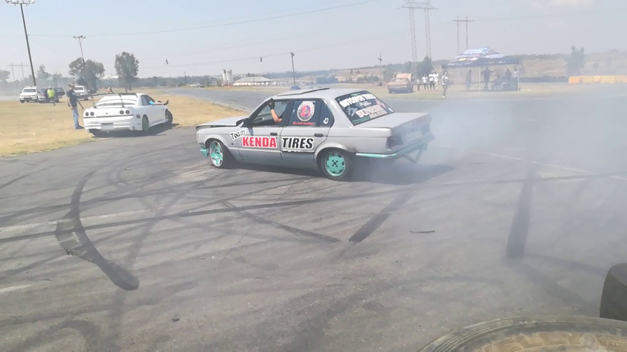 E30 spinning skills - YouTube