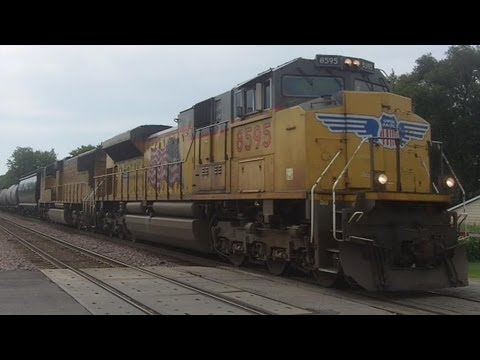 UP 8595 (SD70ACe) Leads Freight w/ Mid-Train DPU ACe! - YouTube