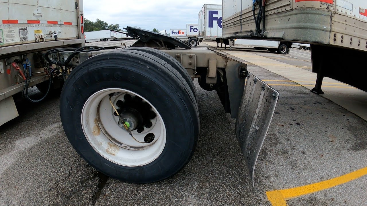 FEDEX LINEHAUL TRUCKER STRUGGLES WITH DOLLIE WHILE HOOKING UP TWO PUP ...