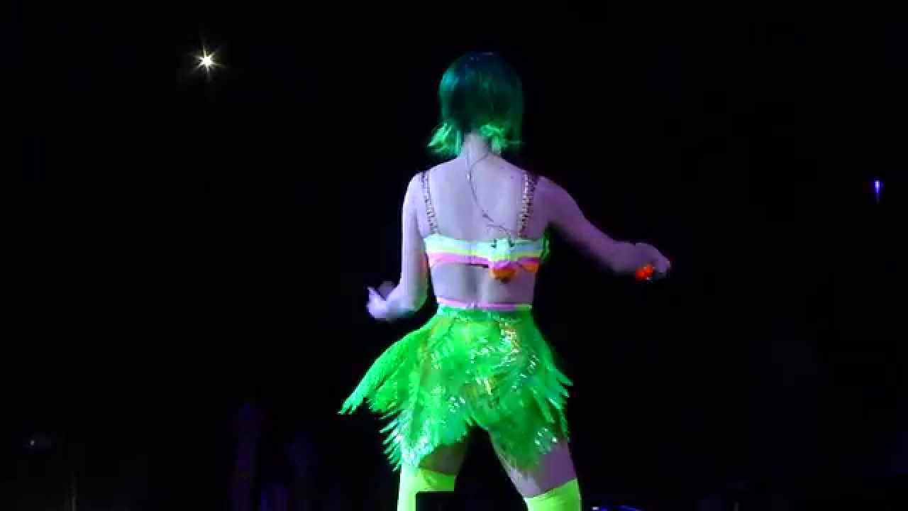 Katy Perry - California Gurls - LIVE MANCHESTER 2014 - YouTube