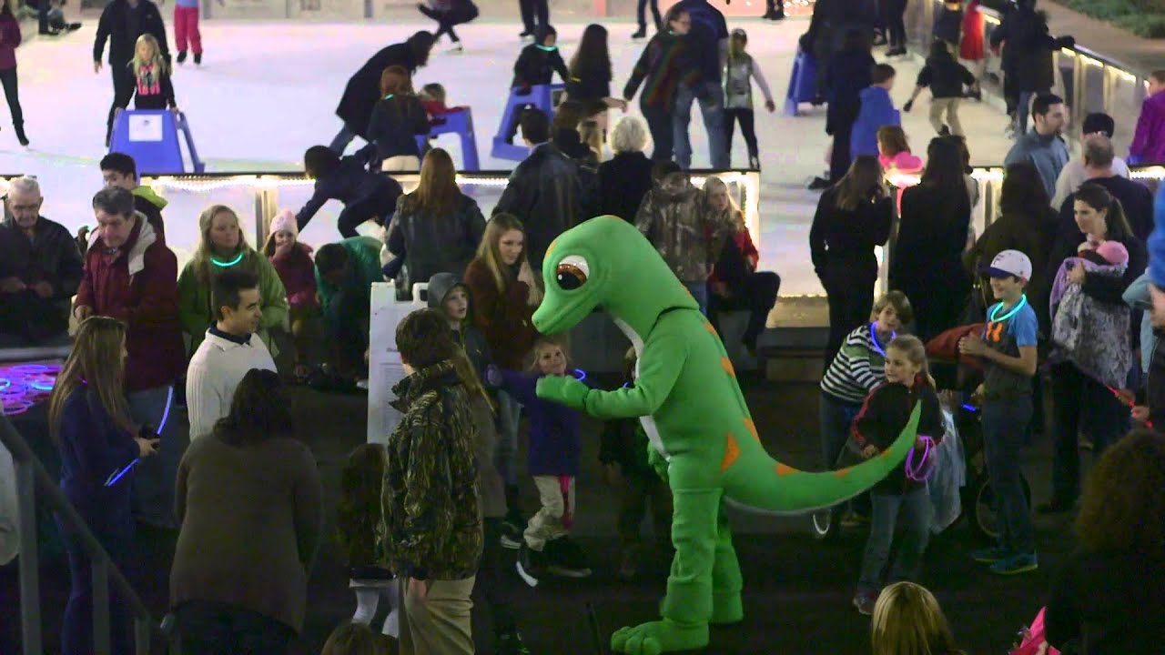 GEICO Gecko skates at Ice on Main - YouTube