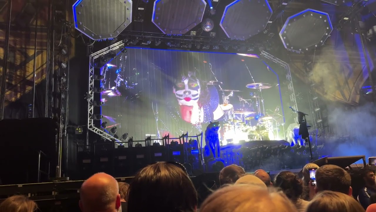 KISS: Eric Singer on the Drums - YouTube