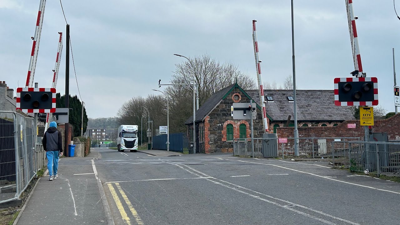 Antrim Station Level Crossing (MCB-CCTV) - YouTube