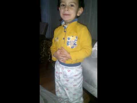 Namaz kilan bebek