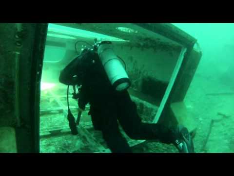 Plongée à la carrière de Vodelée - char de transport de troupe M113 ...