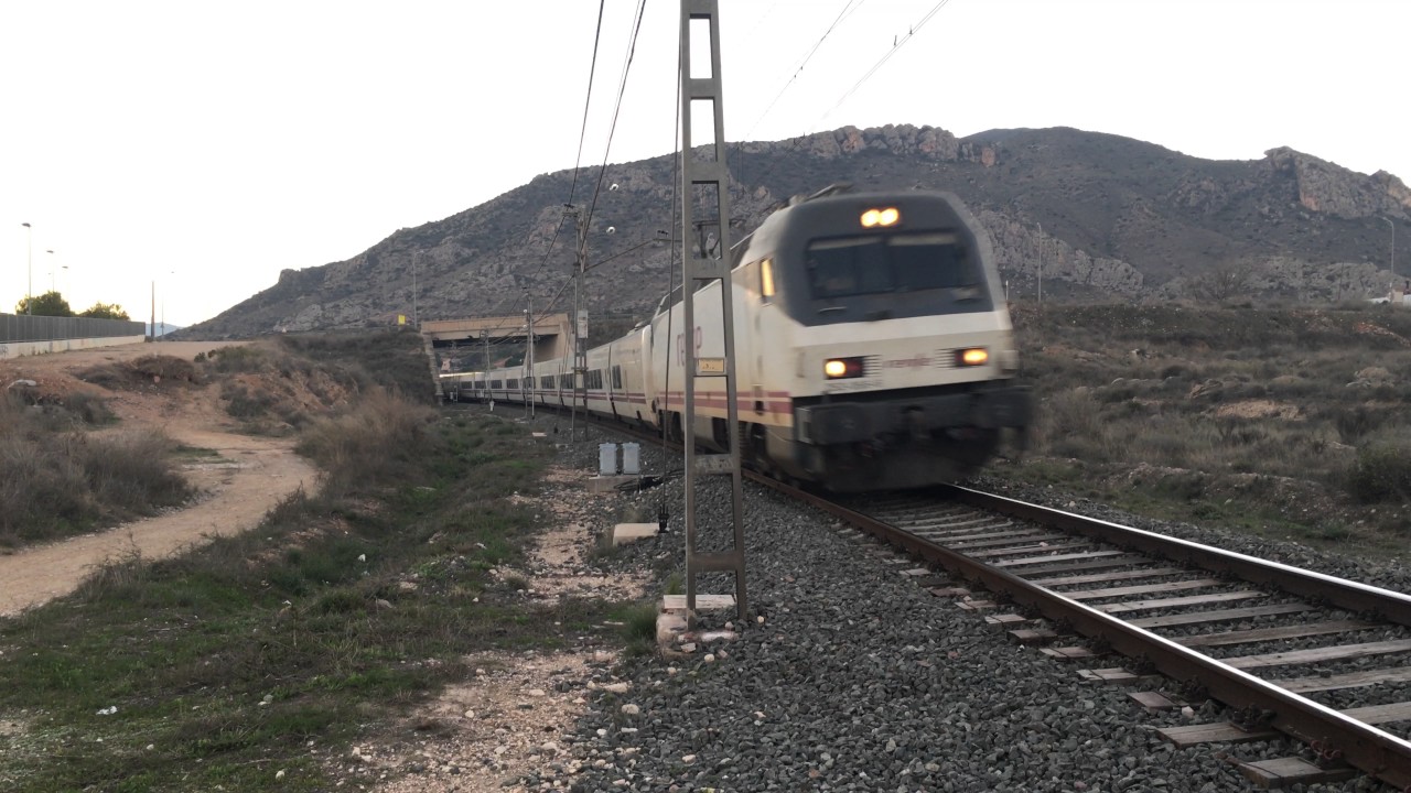Tren Talgo 7 con pitada aguda. - YouTube