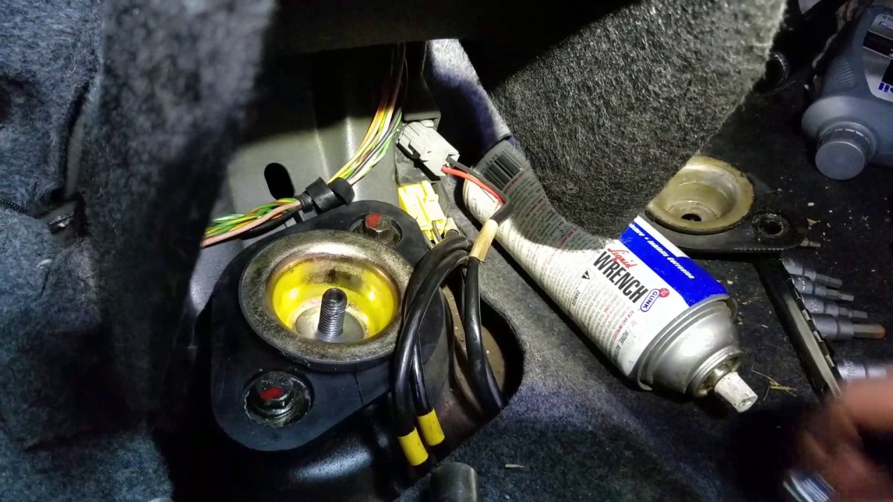 Rear strut mount Volvo 850/ Box from Robert DIY - YouTube