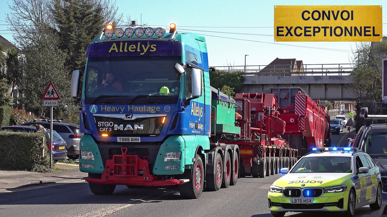 Abnormal load shuts down Brighton - YouTube