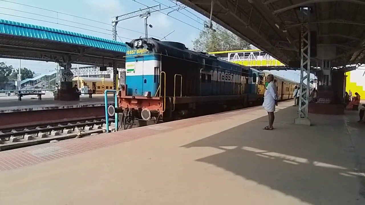 Ernakulam To Karaikal Express Departure at Thanjavur junction beautiful ...