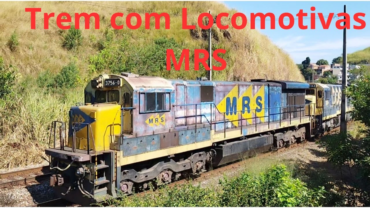 Surge Trio de Locomotivas Passando Chutado na linha Férrea em Volta ...