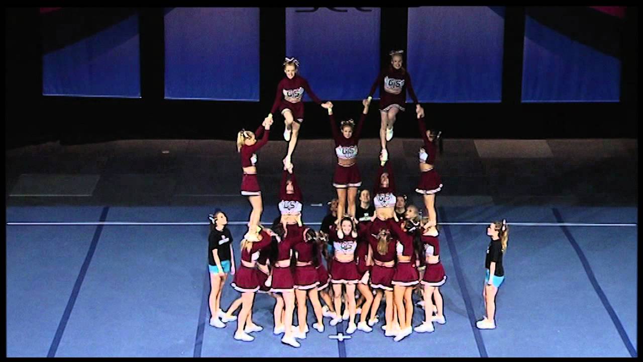 Golden Spirit Angels cheerleadingin naisten sarjan SM-kilpailussa 2012 ...