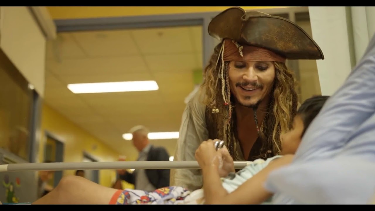 Johnny deep as captain sparrow visits Make a wish too cheer up kids ...