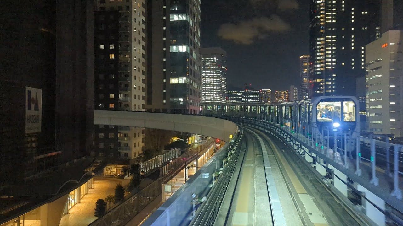 [Front view] Night view of Tokyo. Yurikamome line running in the seaside area - YouTube