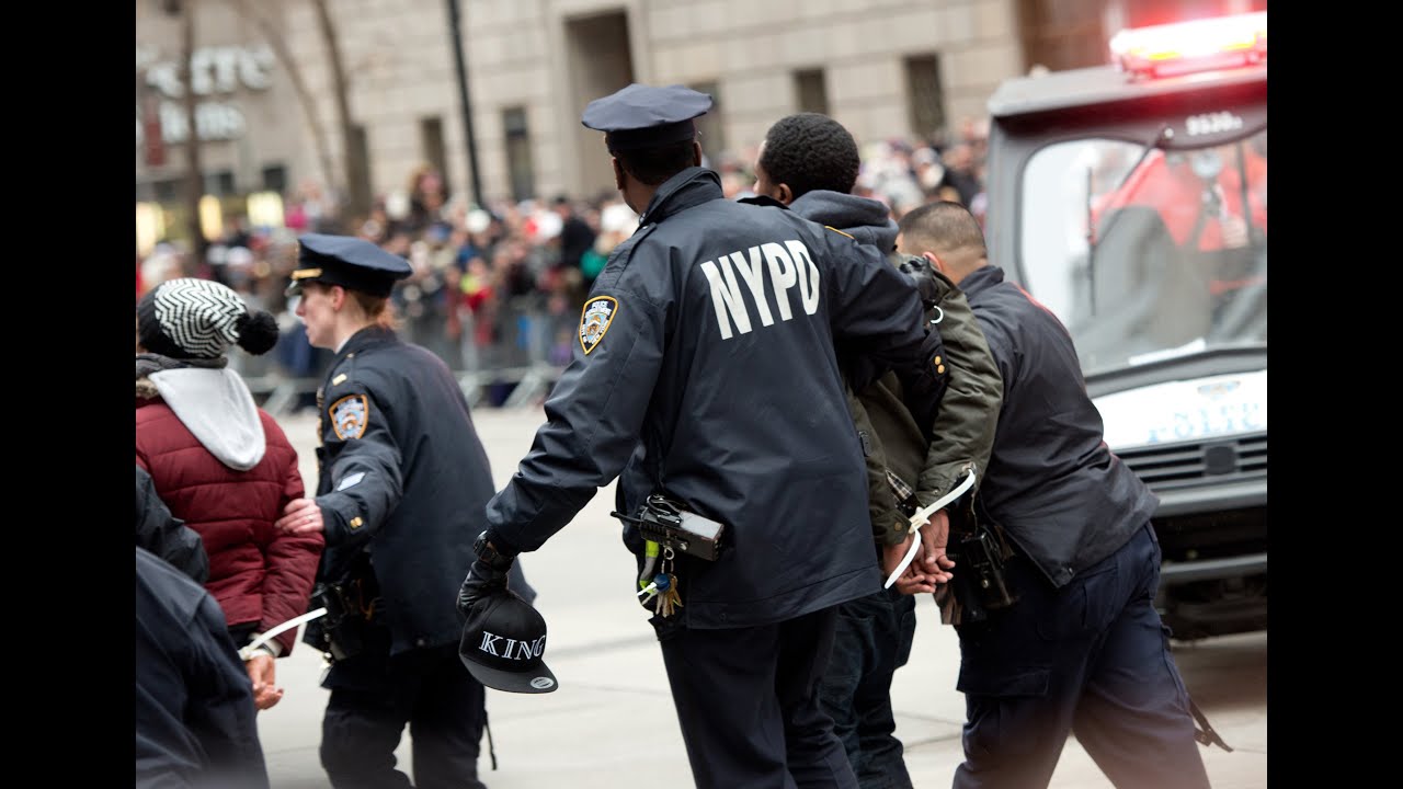 How police can cool down conflicts before they turn deadly - YouTube