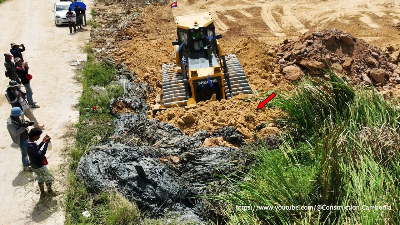 Amazing Powerful SHANTUI BULLDOZER Pushing Soil Over Mud With Dump ...