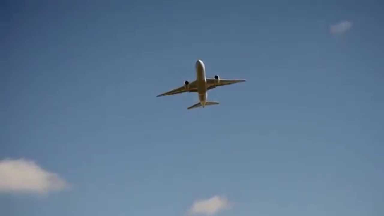 American Airlines 777-223(ER) (AA175) overhead takeoff at DFW ...