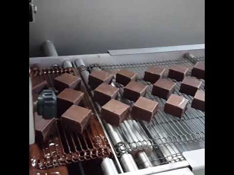 Enrobage de chocolats - YouTube