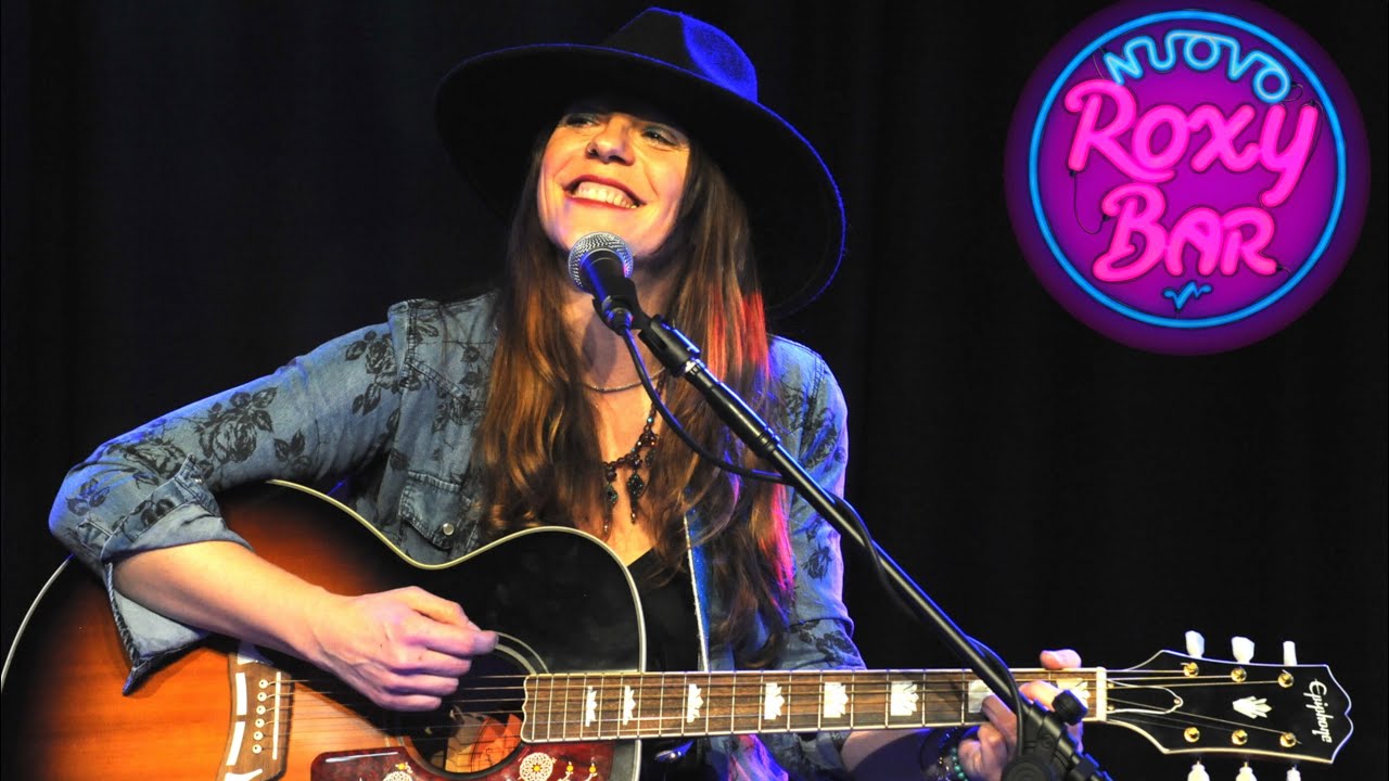 ELLEN RIVER la country woman che suona American music live al Nuovo ...