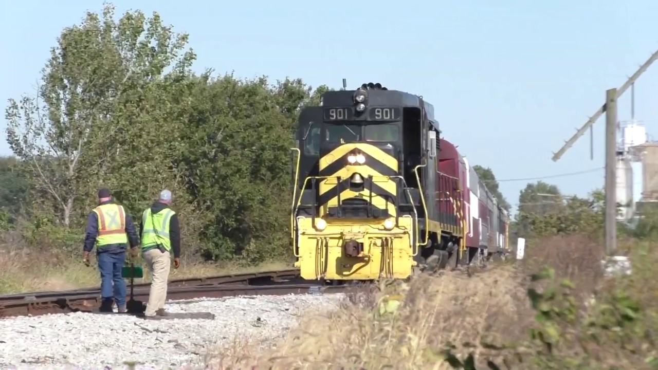 NKP #901 leading and Clinchfield F7 Number #800 at rear of train in ...