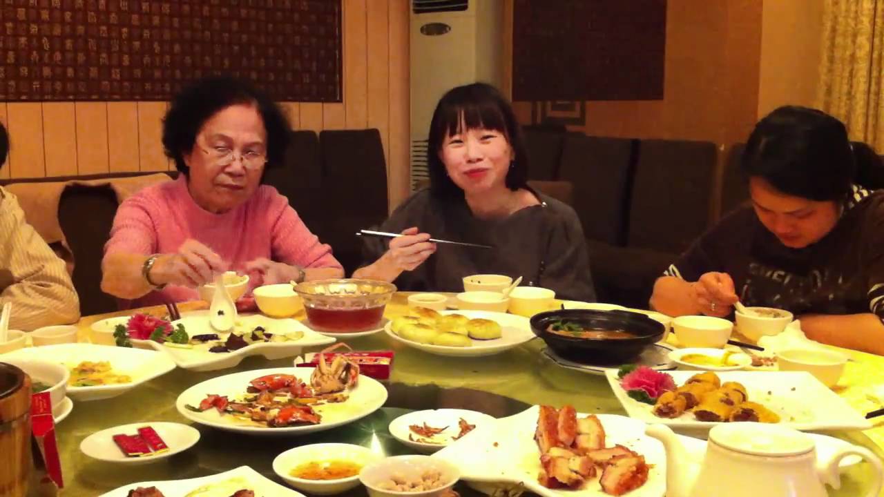 Dinner with Relatives in Yangjiang (阳江), China - YouTube