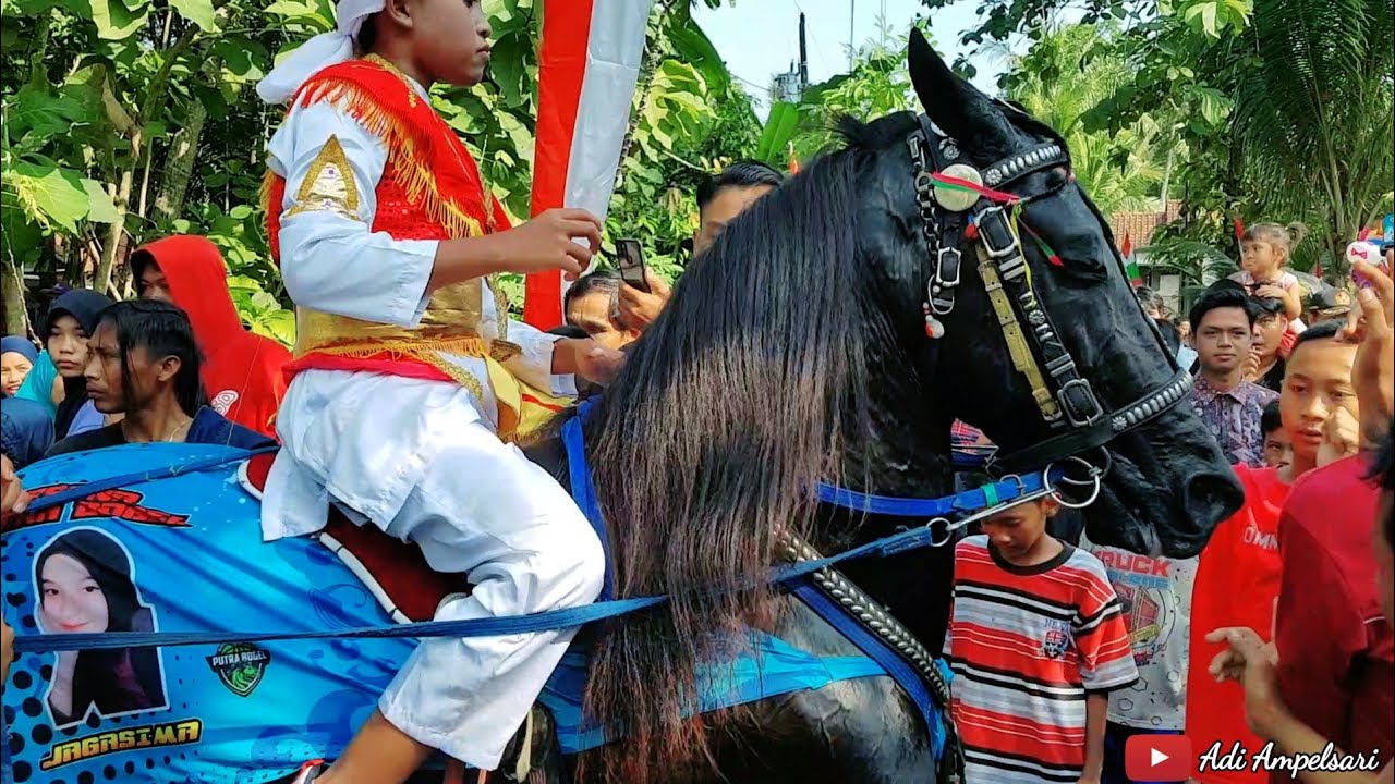 Kuda gagah Yang bisa Goyang dan di arak keliling kampung - YouTube