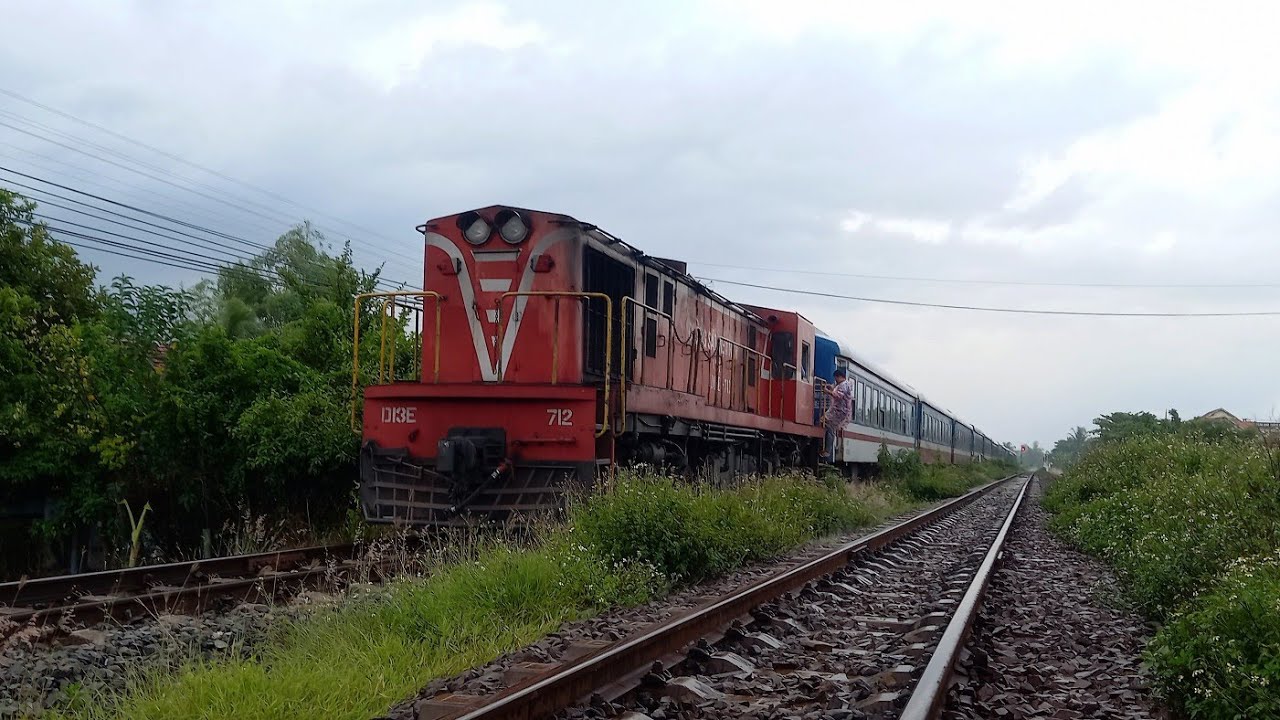 D13E-712 kéo tàu S7501 rời ga Ninh Hoà (16:39 | 3 - 9 - 2022) - YouTube
