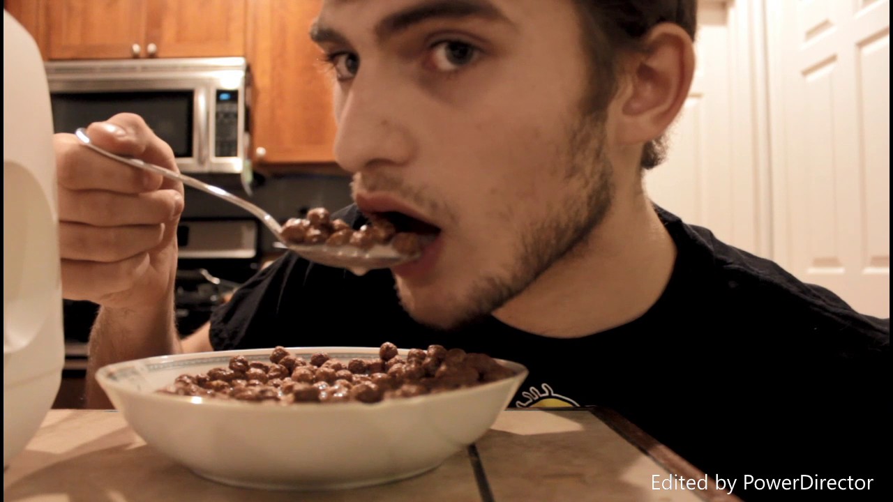 IDIOT EATS COCOA PUFFS AT 3AM - YouTube
