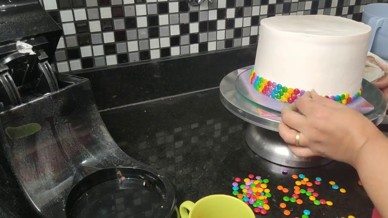 BOLO DECORAÇÃO M&M | BOLOS ESPETÁCULOS | LORENA GONTIJO - YouTube