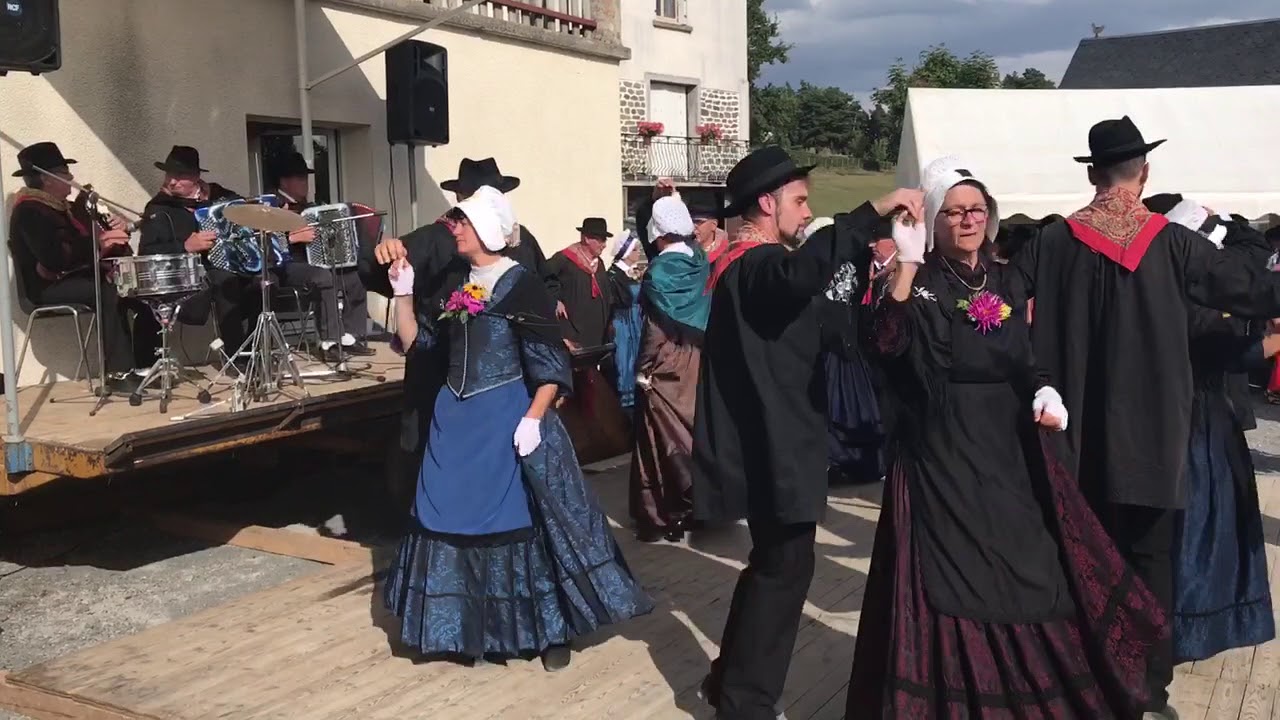 Fête de la batteuse à LAVASTRIE - YouTube