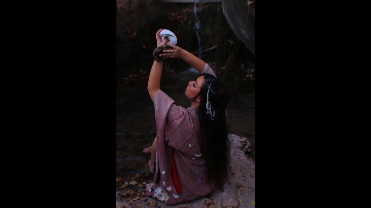 Snake Dancing with Mixed Martial Arts Choreography - YouTube