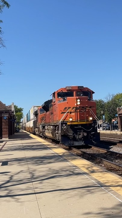 BNSF SD70ACe with loud K5LLA. - YouTube