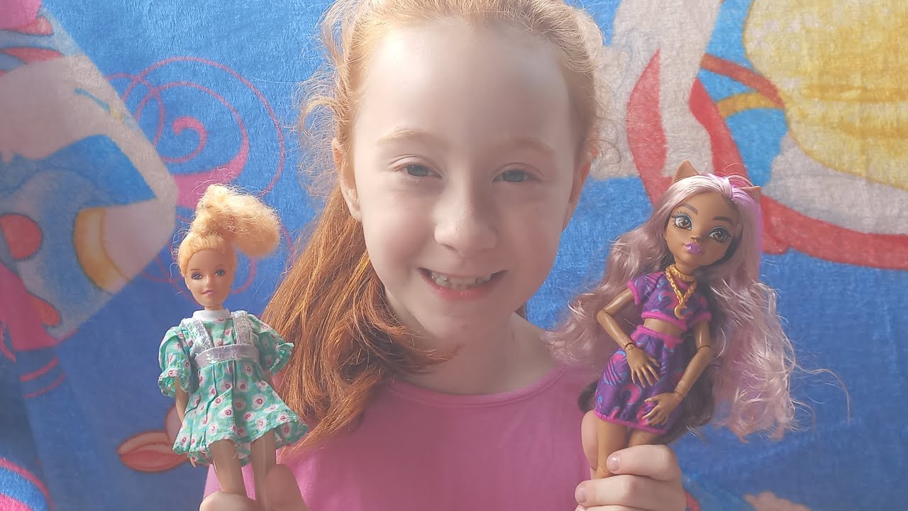 Brincando de Barbie. *A Emily não para de aprontar.* - YouTube