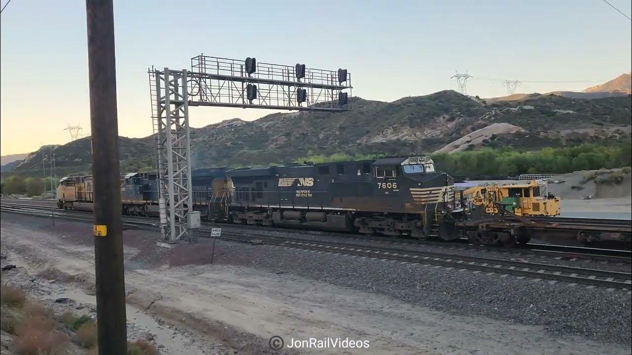 11/4/23 Pre: WB BNSF B train rolls through Cajon with UP 8084 leads CSXT 7765 & NS 7606 trailing ...
