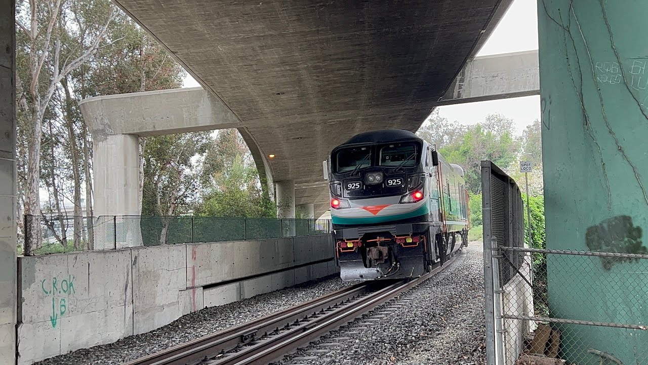 Metrolink head back to LA Union Station on SB Line - YouTube
