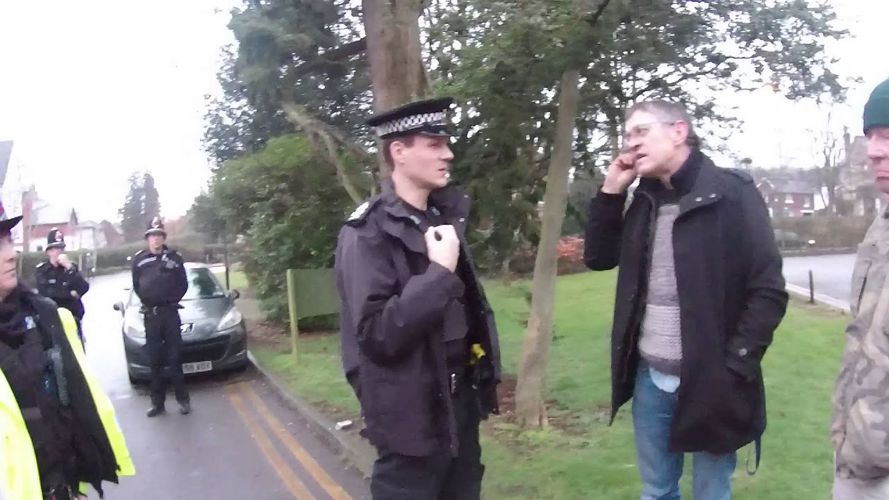 Surrey Police arrive at Reigate Magistrates Court - YouTube