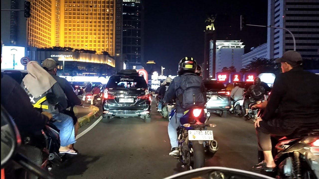 Vlog Motor Malam Hari: Menyusuri Jakarta dari SCBD ke Monas - YouTube