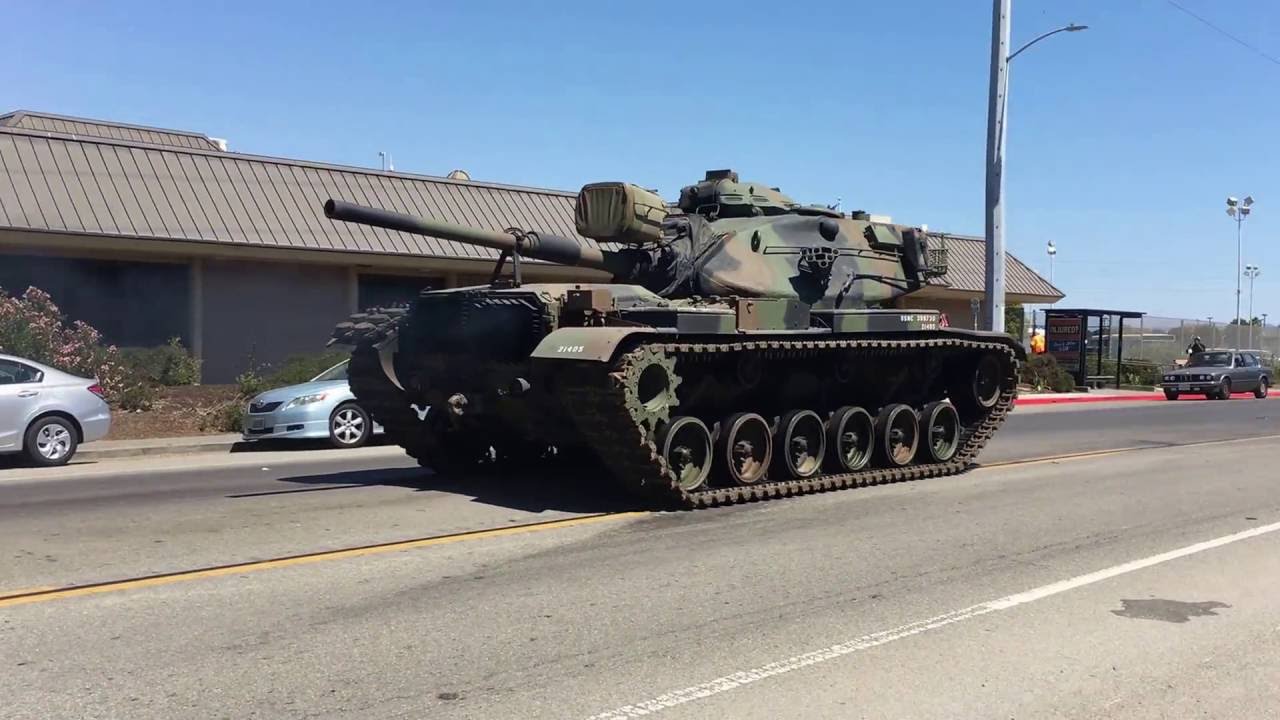 Offloading a M60 A1 Patton - YouTube