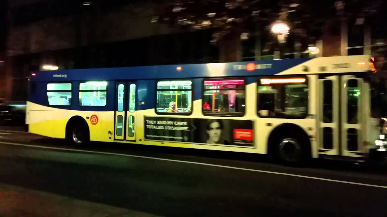 TRIMET NEW FLYER D40LF CITY BUS PASSING BY - YouTube