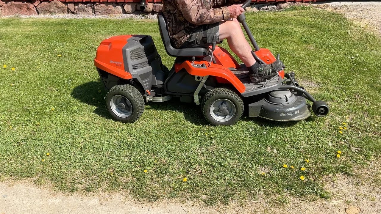 Köp Åkgräsklippare Husqvarna R111B Hydrostat på Klaravik - YouTube