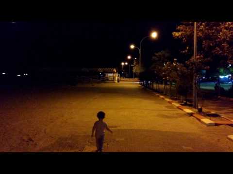 Öykü Mira Sahilde Gece yürüyüşü