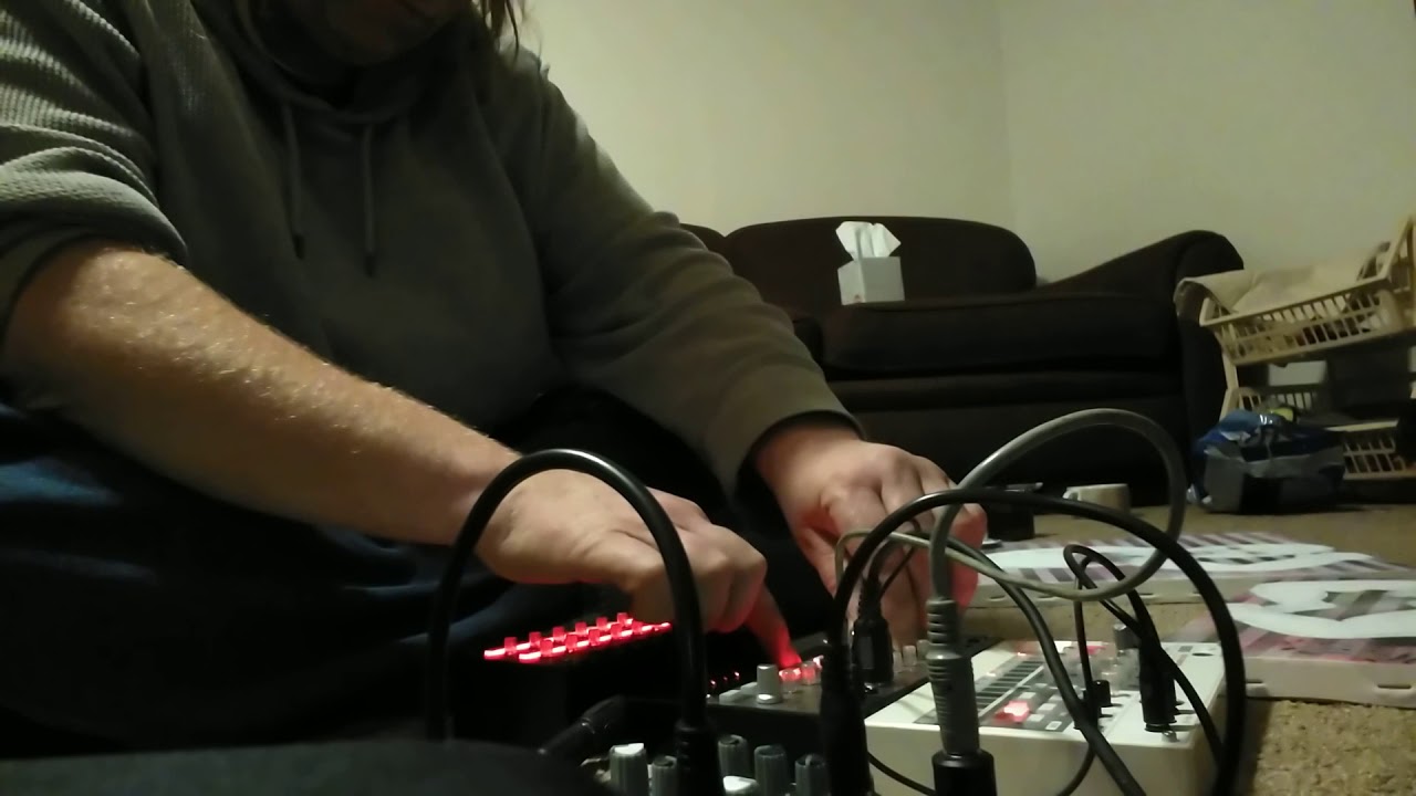 Korg Volca Sample + Korg Volca Bass + Korg SQ1 - YouTube