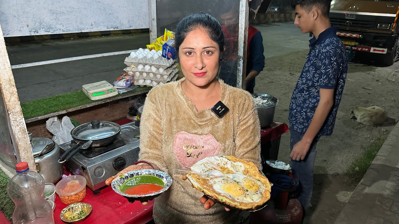 Beautiful Mam Selling French Omelette | Pettoo Singh | Indian Street ...