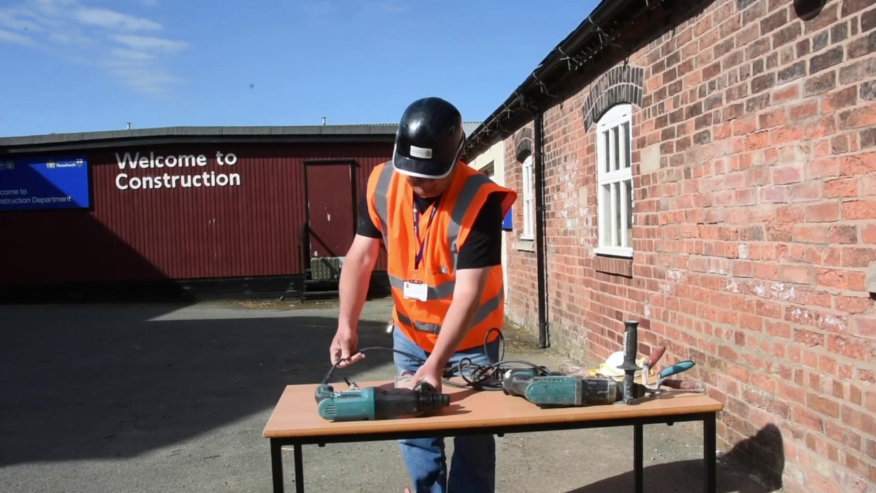 Reaseheath Masterclasses: How to replace a brick - YouTube