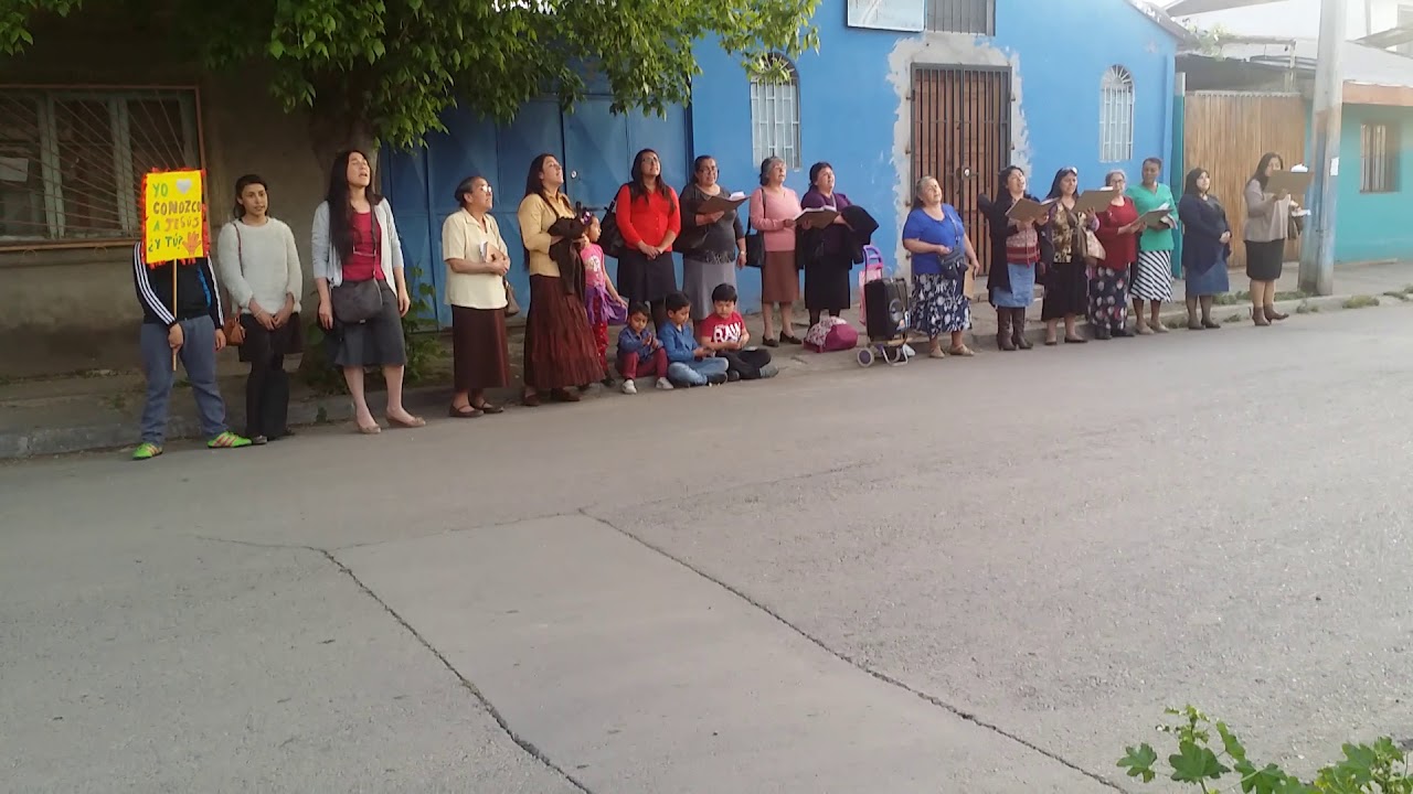 Nuestras valientes hermanas predicando el Evangelio en las calles - YouTube