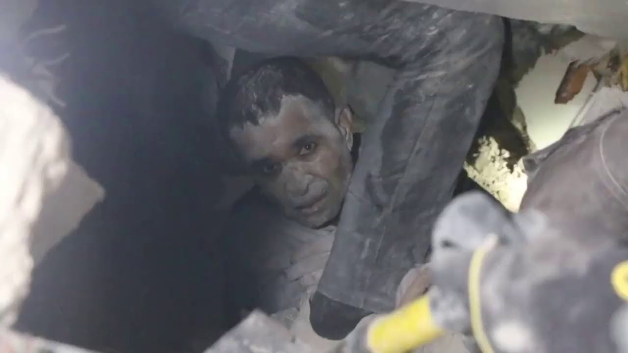 Idlib Man Who Spent 24 Hours Under Rubble Rescued - YouTube