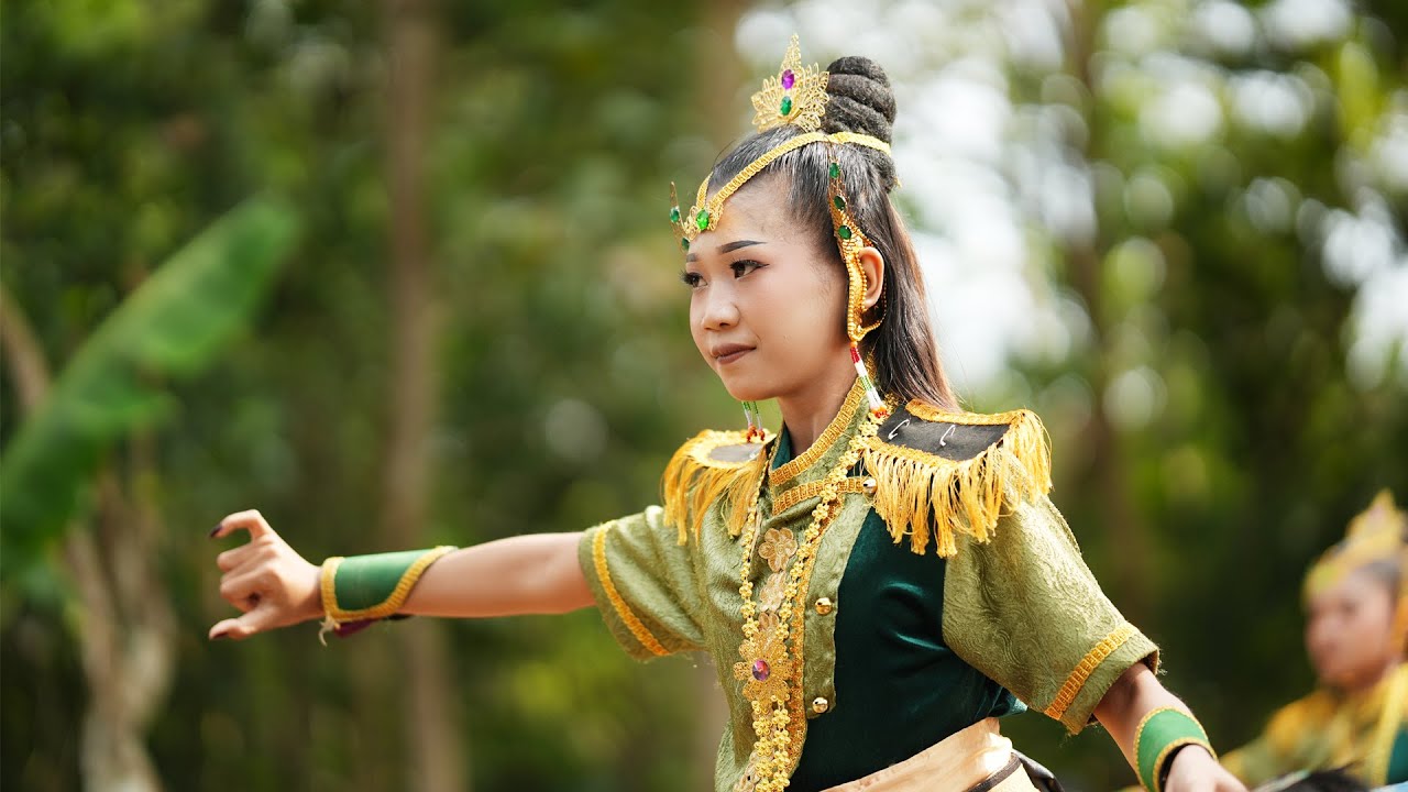 Jathilan Kudho Winogo babak putri - YouTube