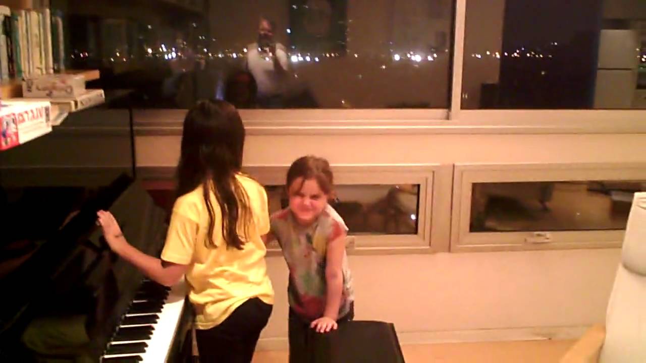 Yael & Ariel master the piano - YouTube