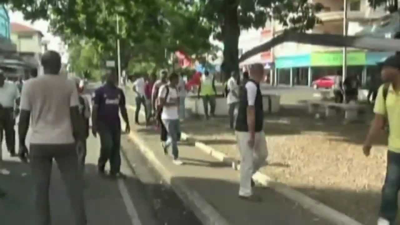 Violence erupts as police fire gunshots during Panama protest - YouTube